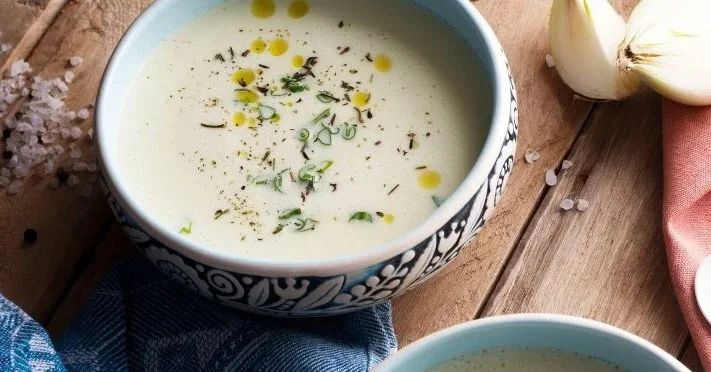 Dodaj do zupy czosnkowej ten jeden składnik. Będzie kremowa i delikatna!