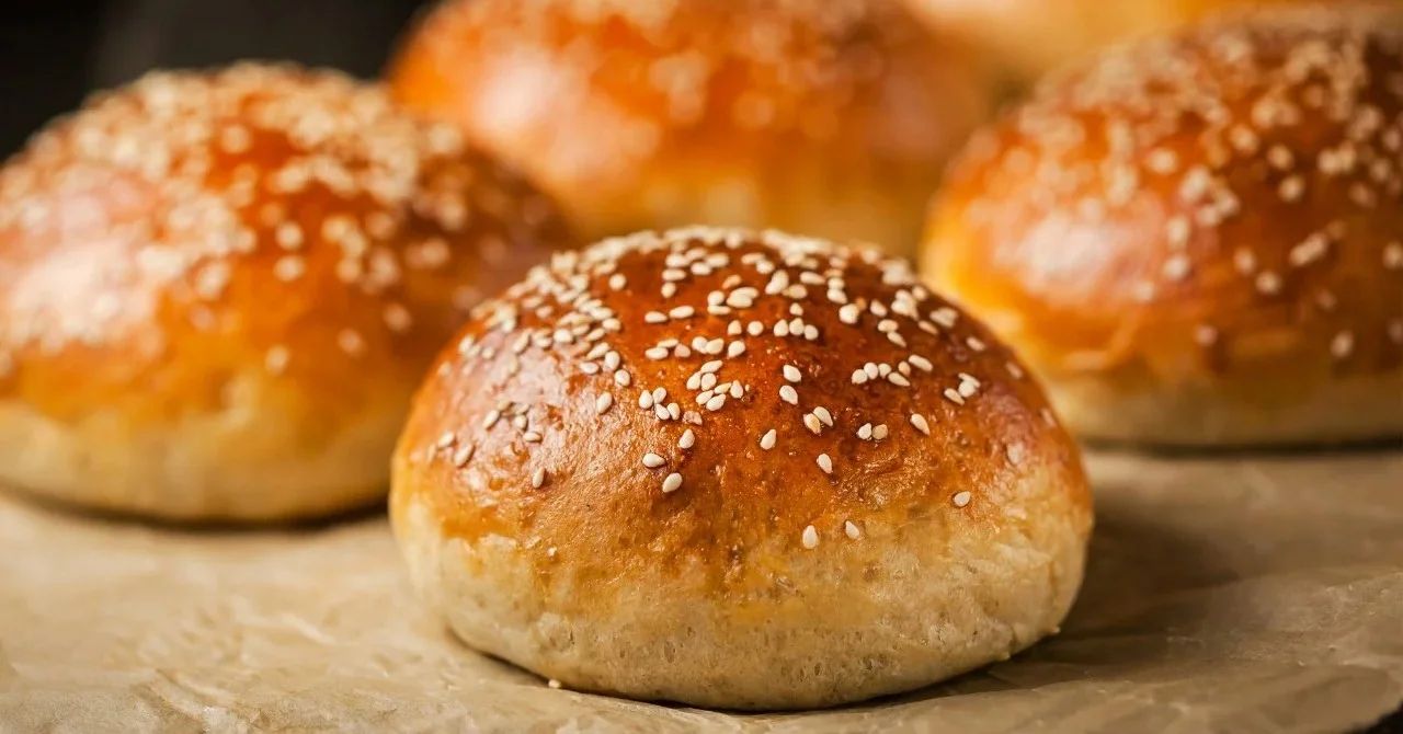 Przepis na idealne bułki do burgerów: jak przygotować puszyste i ...