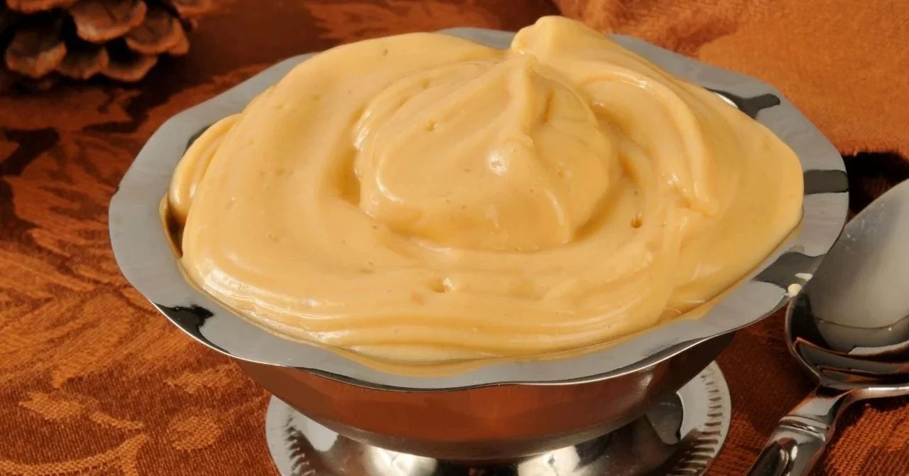 Oto receptura na domowy kajmak. Dodaj go do wielkanocnych ciast!