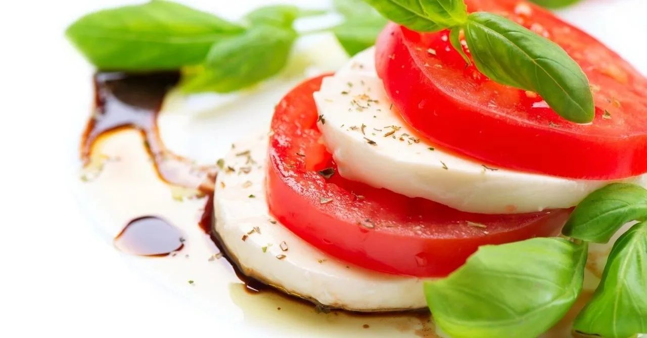 Sałatka caprese — przepis krok po kroku | ZaradnaKobieta.pl