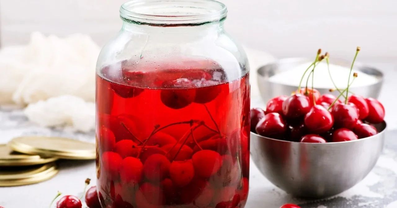 Kompot z czereśni - zamknij smak lata w słoiku | ZaradnaKobieta.pl